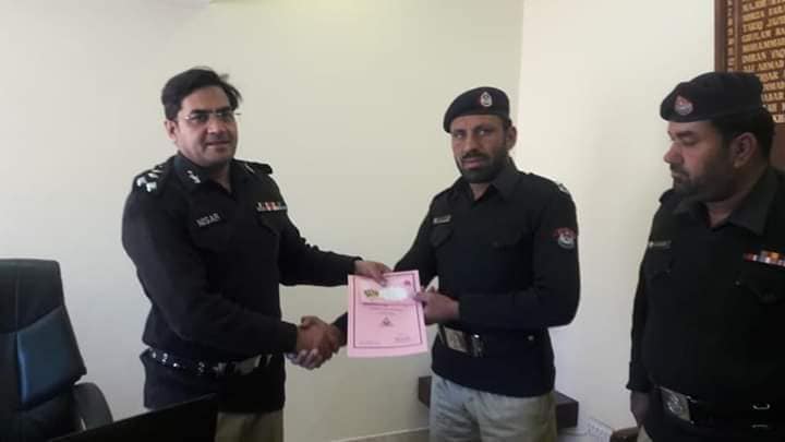 Honest Police Officer Returns Over Rs 0.6 Million To Its Owner - Daily ...