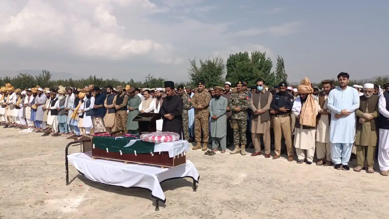 Namaz E Janaza Of Shaheed Capt Abdul Wali Wazir Offers At Kari Kot ...